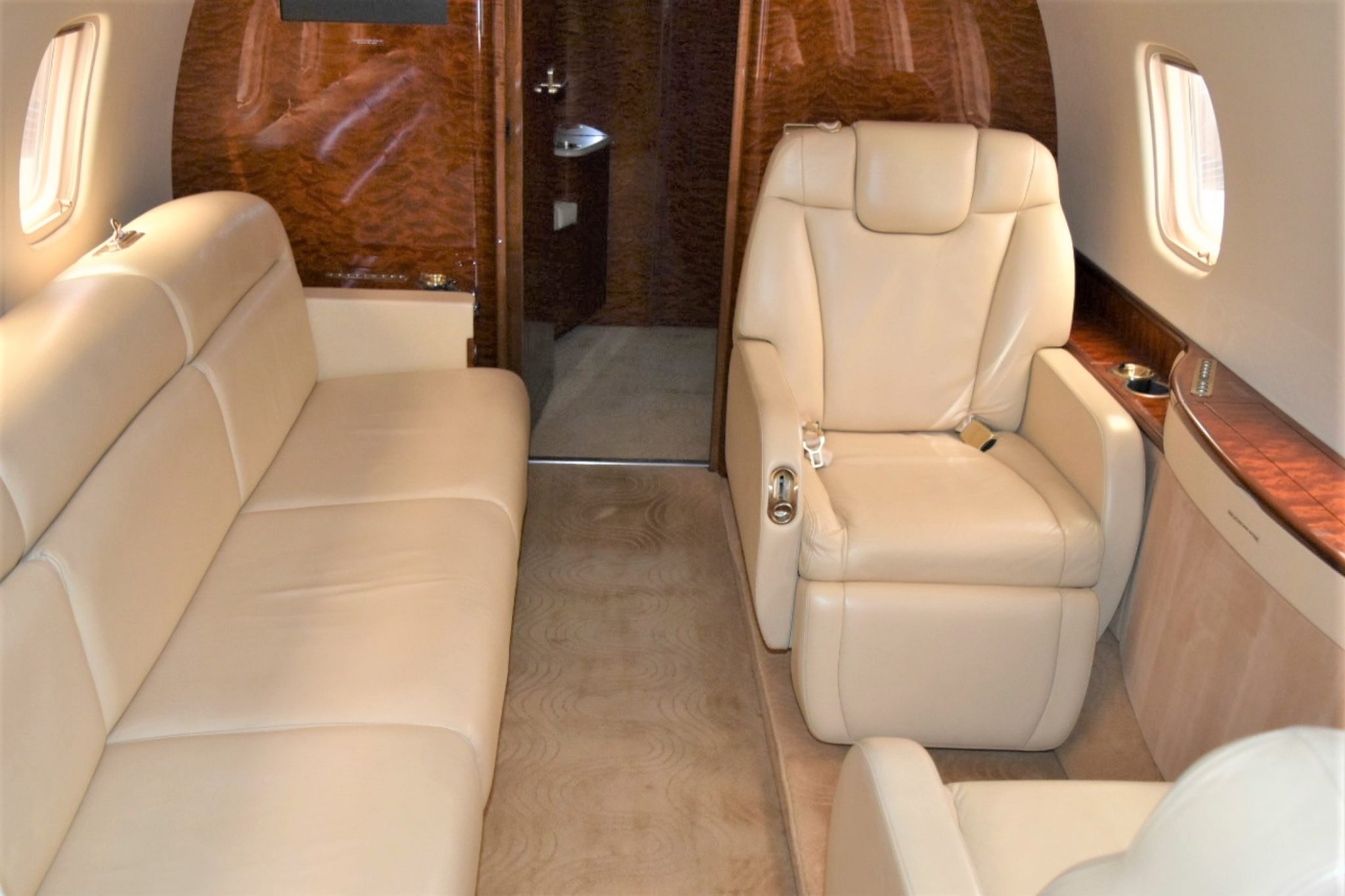 Embraer Legacy 650 (ERJ-145/BJ) - Hangar 21